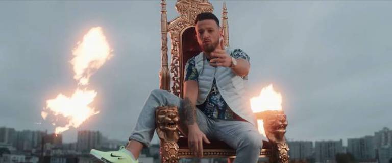 Azet Seele OUTFIT: Nike Weste, Belstaff Jacke, Trainingsanzug...