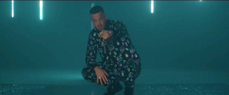 Azet X Dhurata Dora Lass Los Outfit: Philipp Plein Anzug, Balmain, Weste