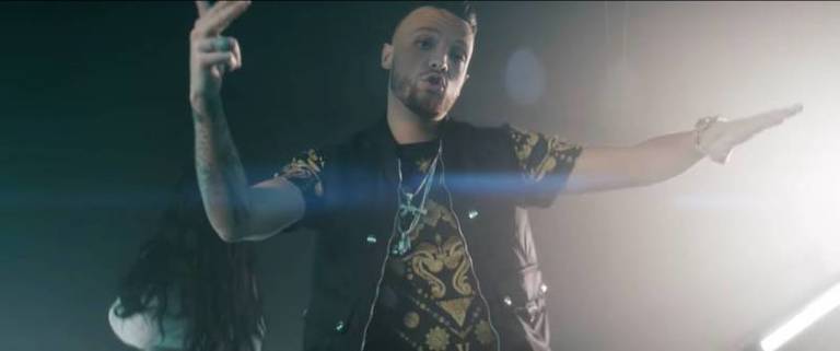 Azet X Dhurata Dora Lass Los Outfit: Philipp Plein Anzug, Balmain, Weste