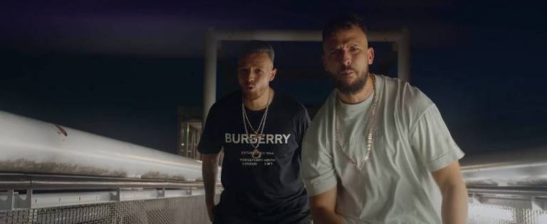 Azet & Albi - Zwei Outfit: Jacke, Sonnenbrille, Sneaker, Shirt, Short ...