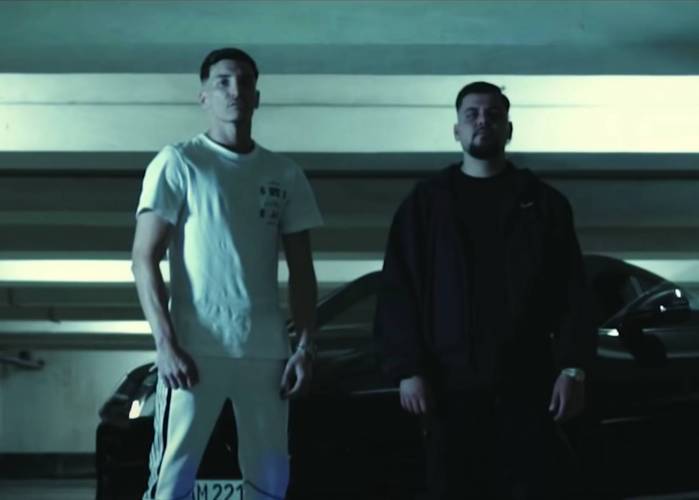 Asche X Juri - Drama Outfit: Jogginghose, T-Shirt, Uhr, Sneaker, Jacke