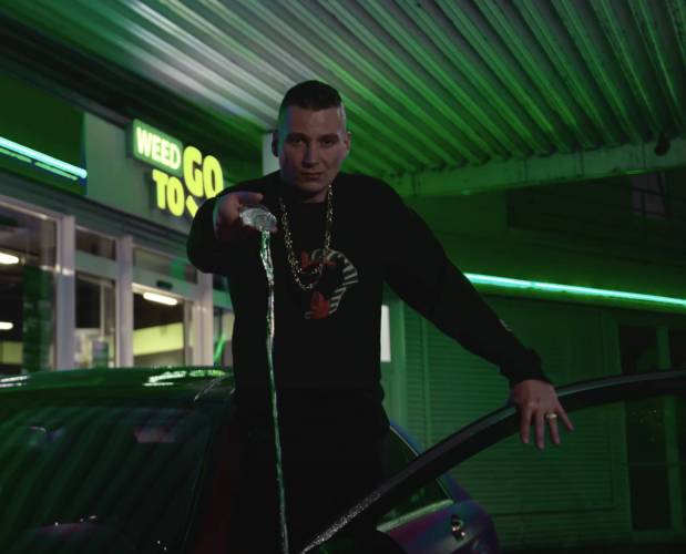LX feat. GZUZ - Kollektiv Outfit: Hoodie, Jogger, Jacke, Sneaker, T-Shirt