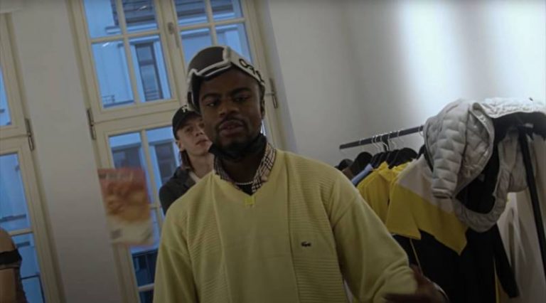 Symba Battlefield Freestyle Outfit: Mütze, Hoodie, Jacke, Sneaker, Weste