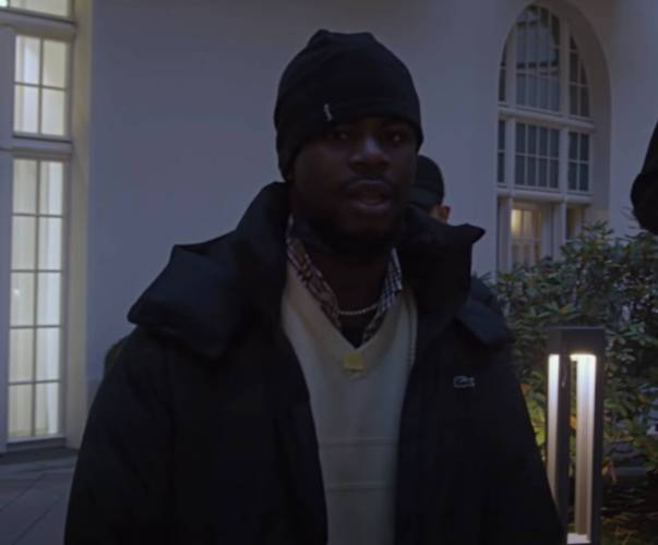 Symba Battlefield Freestyle Outfit: Mütze, Hoodie, Jacke, Sneaker, Weste