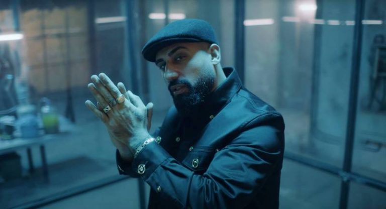 Zuna - 1 Stunde Outfit: Weste, Jacke, T-Shirt, Hose, Schuhe, Schmuck