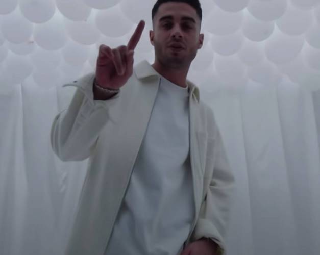 Jamule - Blutige Tränen x Rockstar Outfit: Hoodie, Sneaker, Jacke, Brille