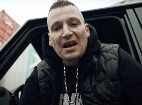 LX feat. Malik Montana - Kryptophon Outfit: Weste, Hoodie, Sneaker, Uhr