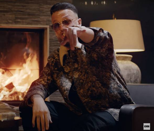 Azet - Fluch Outfit: Jacke, Mantel, Hose, Schuhe, Uhr, Sonnenbrille, Schal