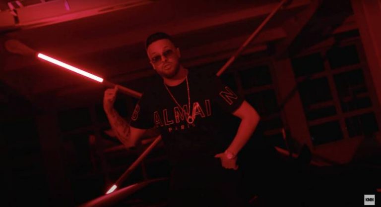 Azet Larose Aventador Outfit: Jacke, Shirt, Jeans, Sonnenbrille Sneaker