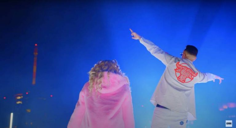 Azet Larose Aventador Outfit: Jacke, Shirt, Jeans, Sonnenbrille Sneaker