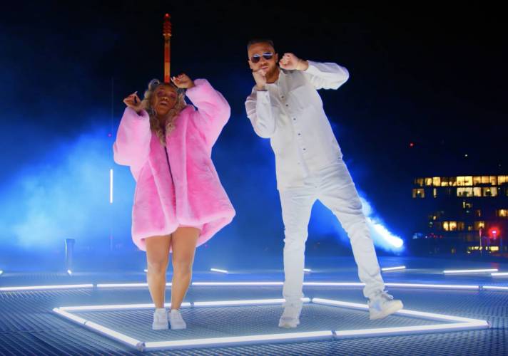 Azet Larose Aventador Outfit: Jacke, Shirt, Jeans, Sonnenbrille Sneaker