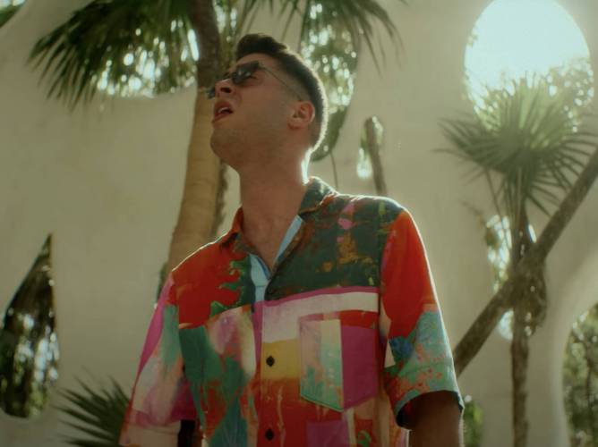 Jamule Liege wieder wach Outfit: Shirt, Hose, Sneaker, Sonnenbrille