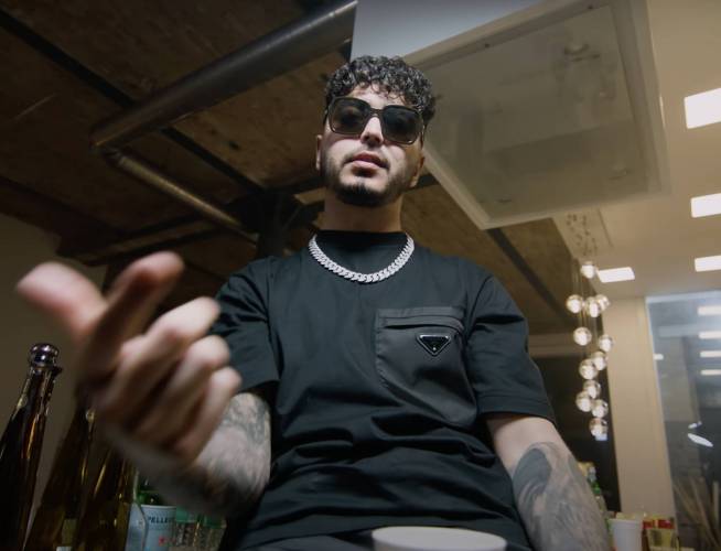 Kalim Bounce Style Check: Sonnenbrille, T-Shirt, Luciano Outfit mit Links