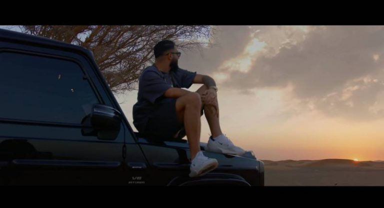 Samra x Kida - Lila Outfit: Jacke, Hemd, Hose, Schuhe, Uhr, Kette, Brille