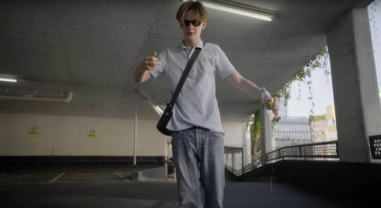 Pashanim Sommergewitter Outfit: Nike TNs, Jeans, Armband, Tasche...