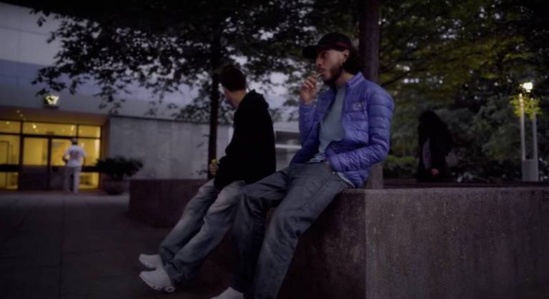 Pashanim Sommergewitter Outfit: Nike TNs, Jeans, Armband, Tasche...