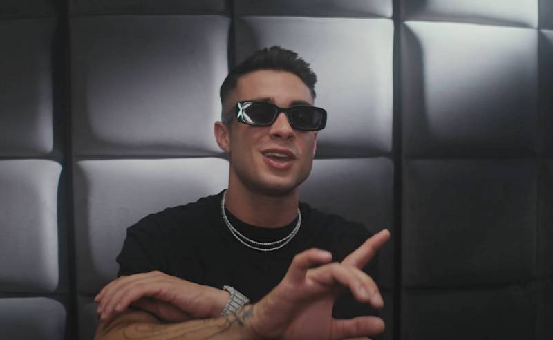 Jamule Wenn ich geh Outfit: Jacke, Hoodie, T-Shirt, Hose, Schuhe, Uhr