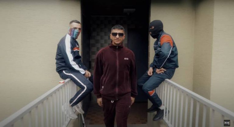 Soufian 30Buharis Outfit: Jacke, Pullover, T-Shirt. Hose, Sneaker, Brille