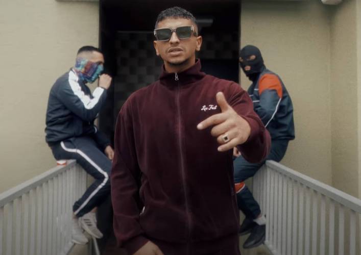 Soufian 30Buharis Outfit: Jacke, Pullover, T-Shirt. Hose, Sneaker, Brille