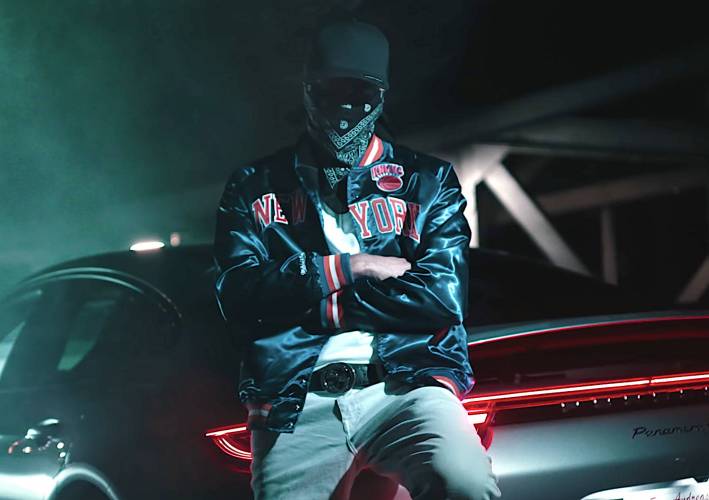 AK AusserKontrolle Gut im Geschäft Outfit: Jacke, Pullover, Hose Schuhe