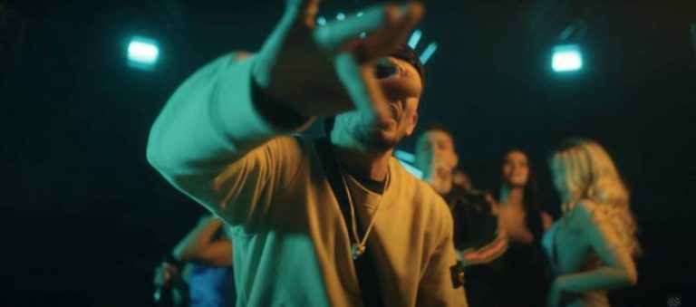 Capital Bra X NGEE - Gib ihr Flex: Amsterdam Trikot, Adidas Jacke, Kette