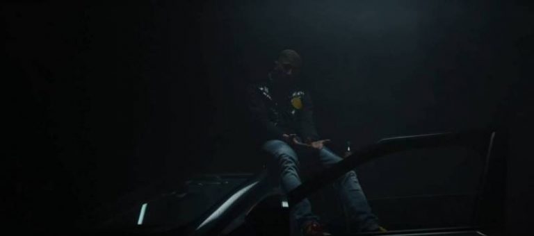 Musso Stimmen Outfit: Weste, Sweatshirt, Jordan Sneaker, Jeans