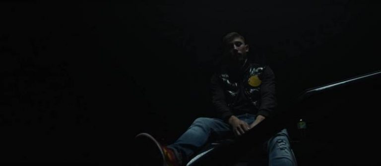 Musso Stimmen Outfit: Weste, Sweatshirt, Jordan Sneaker, Jeans