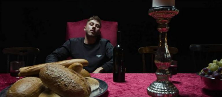 Musso Stimmen Outfit: Weste, Sweatshirt, Jordan Sneaker, Jeans