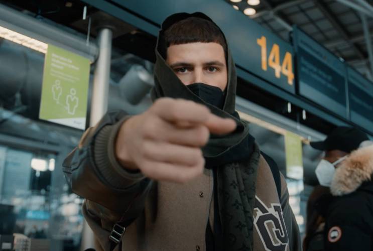 Dardan Paris Outfits: Sonnenbrille, AJO Jacke, Rucksack, Nike Cap