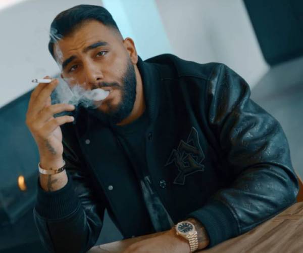 Samra Penthousedach Outfits: Louis Vuitton Jacke, Ferragamo Gürtel,...