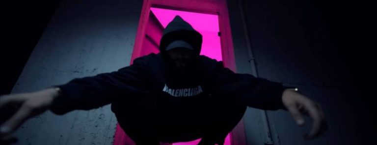 Samra Undercover Outfit: alle Klamotten des Rappers mit Shop Links