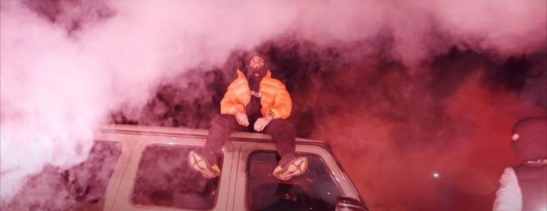 Samra Undercover Outfit: alle Klamotten des Rappers mit Shop Links