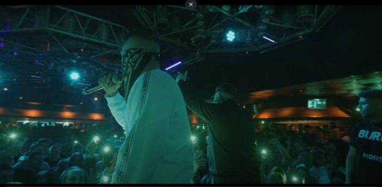 AK Ausserkontrolle Wieder Da Outfit: Trainingsanzug, Steppjacke, Tuch...