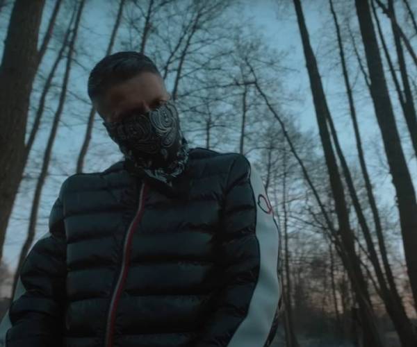 AK Ausserkontrolle Wieder Da Outfit: Trainingsanzug, Steppjacke, Tuch...