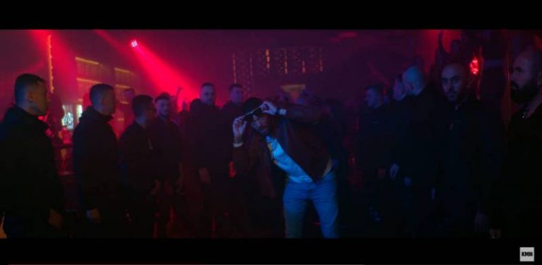 Azet 25 Mann Outfit: Lederjacke, Armband, Sonnenbrille, Anzug und mehr