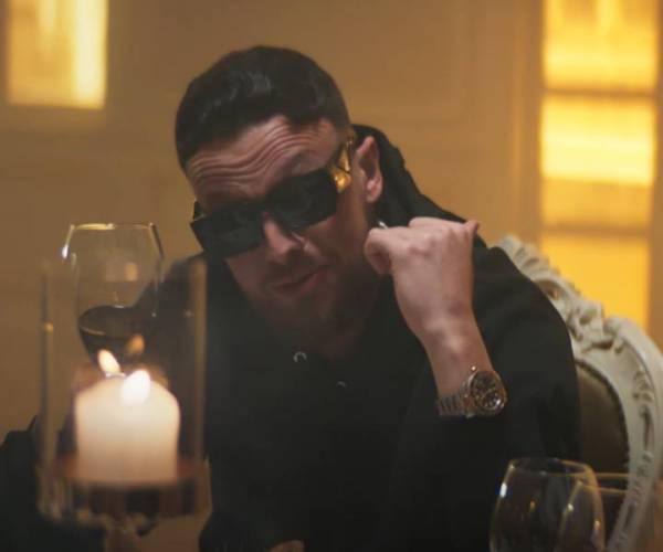 Azet 25 Mann Outfit: Lederjacke, Armband, Sonnenbrille, Anzug und mehr