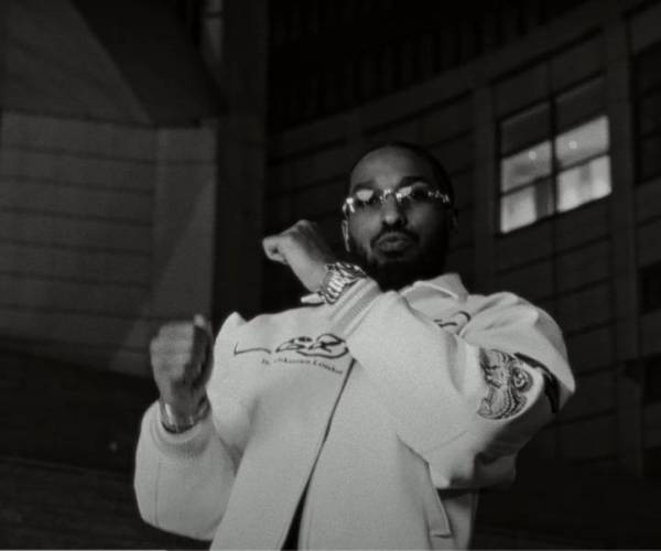 Reezy Doctor Outfit: Sonnenbrille, Ed Hardy Jacke, Jeans, Weste, Chanel..