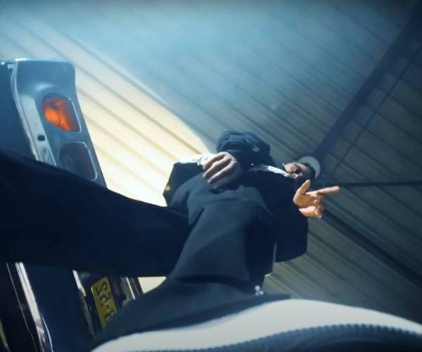 Jamule Outfits aus "Wenn ich will": Loewe Jacke, Supreme X True Religion