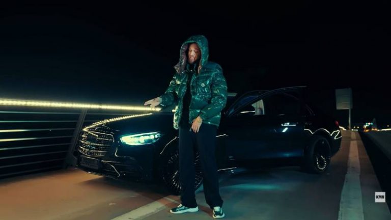 Azet Handy brennt Outfits: Under Armour, Nike, Chanel Sneaker