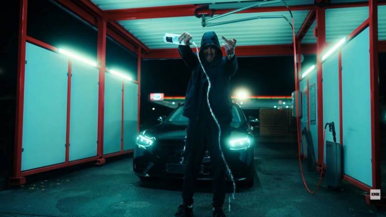 Azet Handy brennt Outfits: Under Armour, Nike, Chanel Sneaker