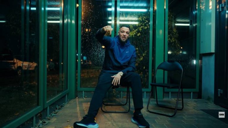 Azet Handy brennt Outfits: Under Armour, Nike, Chanel Sneaker