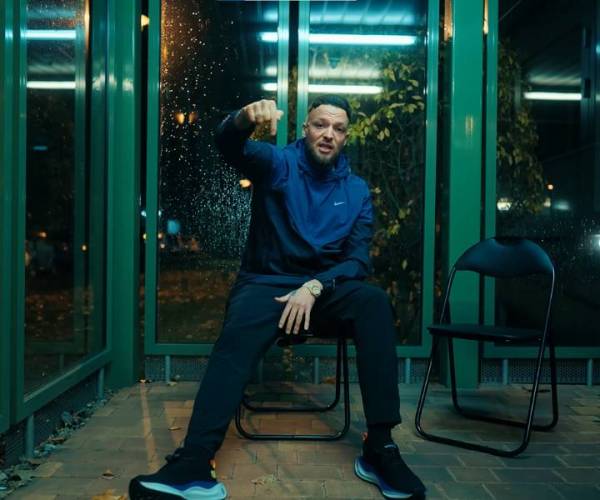 Azet Handy brennt Outfits: Under Armour, Nike, Chanel Sneaker